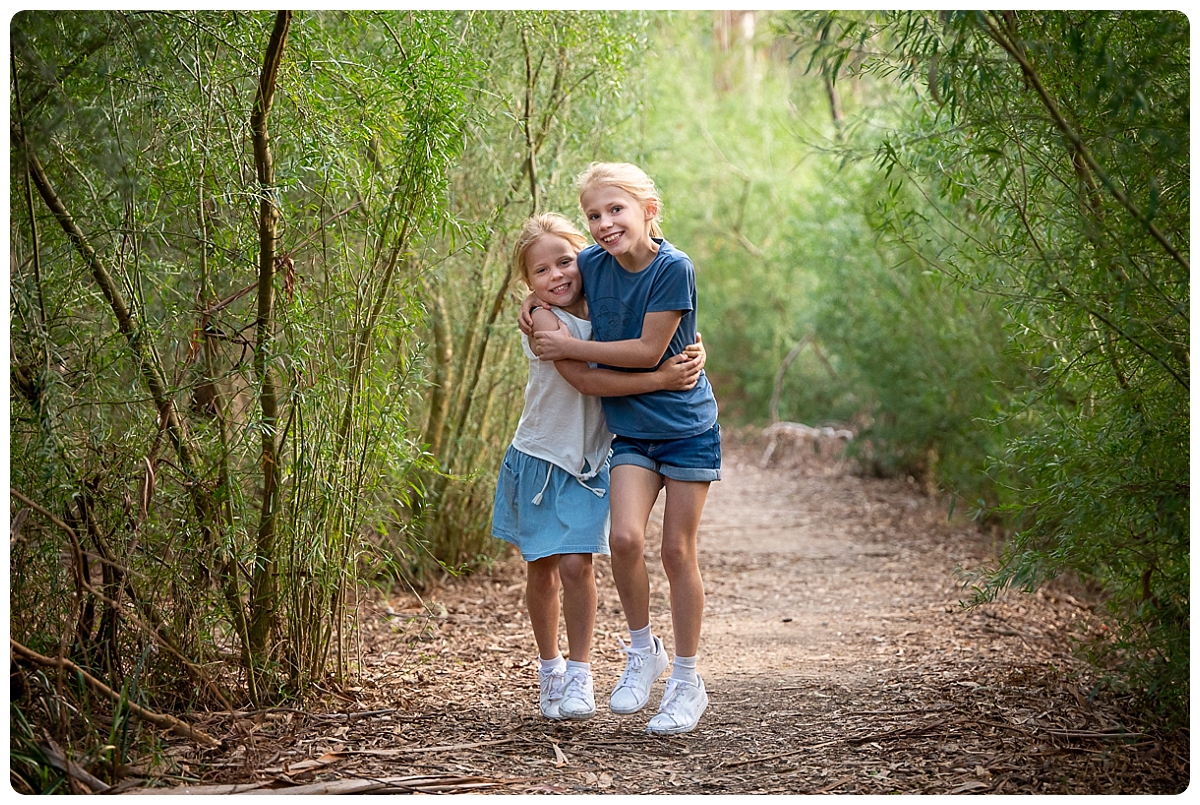 Silly sisters - Hugster