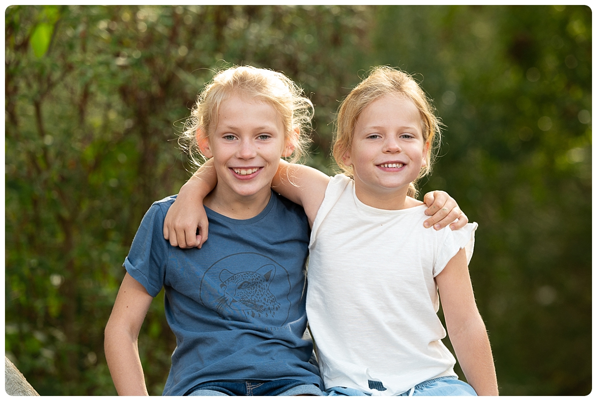 Silly sisters - Hugster